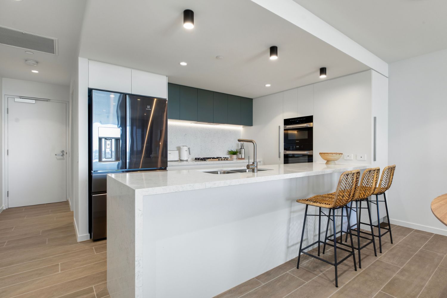 Zinc - Superior 4 Bedroom Apartment Partial Ocean Views - Bokarina ...